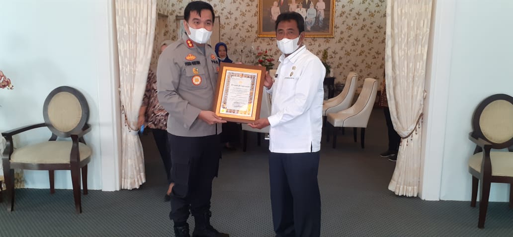 Kapolres Binjai Menyerahkan Piagam Penghargaan Dari Kakorlantas Polri ...